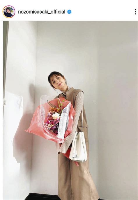 佐々木希、ゆったりコーデ 花束を手に【写真】：中日スポーツ・東京中日スポーツ
