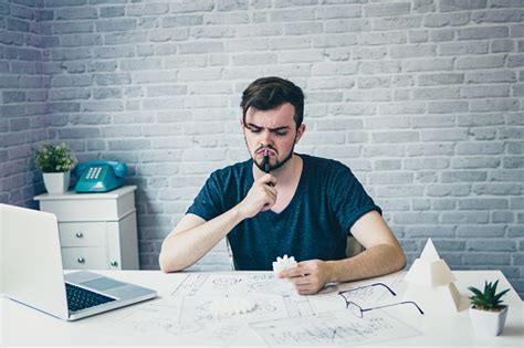 공학 기계 부품 설계에 대 한 청사진에 노력 하는 남자 그는 데 나쁜 두통 스트레스와 개념과 3차원 형태에 대한 스톡 사진 및 기타 이미지 Istock