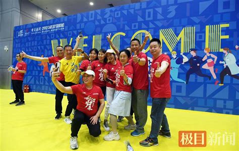 汉马选手报到首日，跑友齐聚如同过节参赛武汉物品