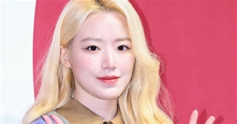 여자아이들 슈화 흰 눈보다 더 하얀 미소 사진