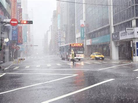 小犬暴風圈再加大將「籠罩全台」！海、陸警齊發 北部越晚雨越大這地區明起下雨下到發紫 今周刊 Line Today
