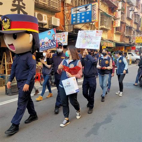 中和警好讚 正妹女警、大頭娃娃來宣導，熱情與民眾放送新春紅包