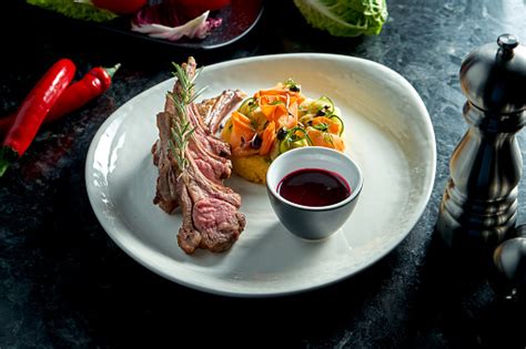 야채 퓌레와 베리 소스를 곁들인 양고기 미디엄 드랙은 화이트 플레이트에 담겨 있습니다 어두운 대리석 배경 고기 레스토랑 음식 갈비 음식에 대한 스톡 사진 및 기타 이미지