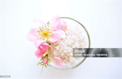 흰색 배경에 꽃과 장미 꽃잎이있는 유리 항아리에 나무 숟가락에 소금목욕 상단에서 보기입니다 0명에 대한 스톡 사진 및 기타