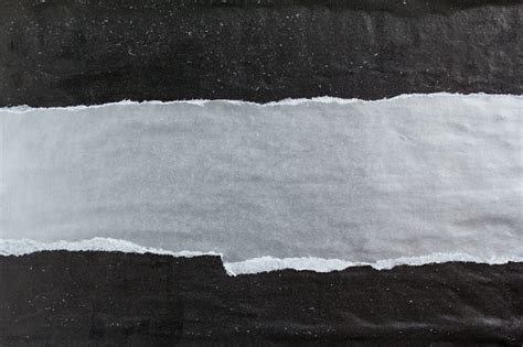 검은 색과 은색 회색 구겨지고 찢어지고 낡은 초라한 광택 종이 포스터 텍스처 배경 텍스트에 사용할 수 있습니다 가장자리에 대한