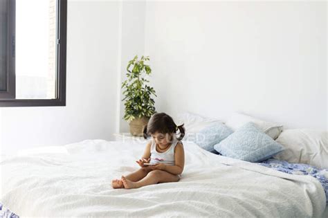 Маленькая девочка в кровати 81 фото