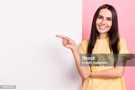 반짝이는 귀여운 아가씨가 노란색 티셔츠를 입고 흰색 플래카드 빈 공간을 격리된 핑크색 배경으로 가리키는 사진 30 34세에 대한 스톡 사진 및 기타 이미지 Istock