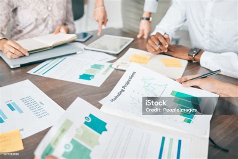 위에서 회계 사무실에서 함께 일하는 비즈니스 팀과의 협업 문서 및 재무 직장에서 남녀 회계사 그룹과의 회의 데이터 및 재무 계획 25 29세에 대한 스톡 사진 및 기타