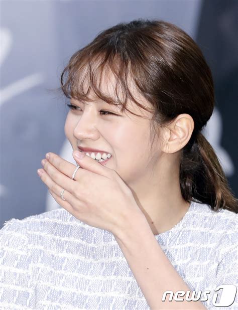 혜리 사랑을 듬뿍 받는 여인의 행복 미소