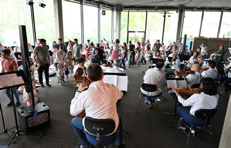 Georgisches Kammerorchester Spielt St Cke Von Pachelbels Kanon Bis