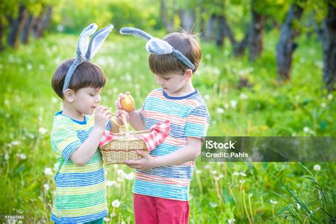 피에 부활절 달걀 사냥에 키즈 봄 정원 어린이 꽃 초원에 다채로운 계란에 대 한 검색입니다 유아 소년과 그의 동생 친구 아이 보