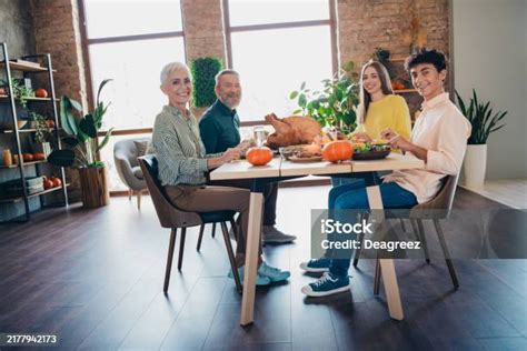 네 명의 친척 가족 앉아 테이블 모여 추수 감사절 저녁 식사 실내에서 아파트 축하 14 15 살에 대한 스톡 사진 및 기타 이미지 Istock