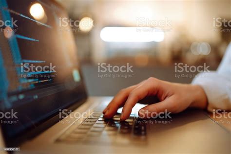 노트북에서 작업하는 여성 손 클로즈업 기술 프리랜서 온라인 과정 원격 작업 및 라이프 스타일 개념 가정 생활에 대한 스톡 사진