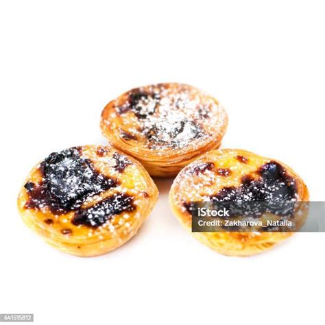 파스텔 데 나타검은 껍질과 설탕 파우더 크림 달콤한 Curstard 화이트에 고립 Pasteis 드 벨렘 계란 타트 3가지 개체에 대한 스톡 사진 및 기타 이미지 Istock