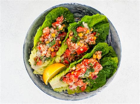 간단한 샐러드 건강에 좋은 식사 건강한 건강한 식사 건강한 식생활 구운 당근 군침이 도는 그린 샐러드 노란색 주걱 다이어트 친화적 다채로운 샐러드 도자기