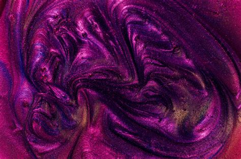 네온 핑크와 퍼플 색상의 추상적 인 배경 패턴 반짝이는 반짝임과 통풍이 잘되는 질감 빛과 어둠 대비 반짝이는 입자가있는 질감