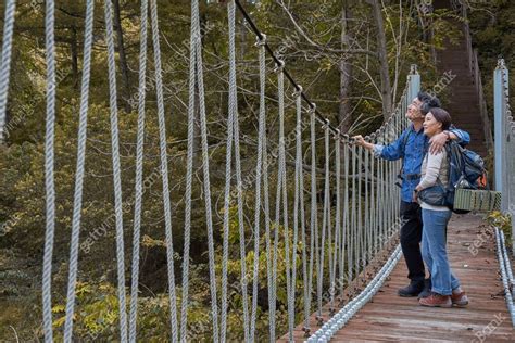중년커플 커플 부부 인간관계 가족 중년 성인 하이킹 아웃도어 건강관리 백패커 여행하기 함께함 컨셉 로프다리 다리 이미지