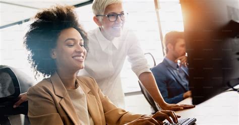 스타트 업 사업가 현대 사무실에서 일상 업무를 수행하는 프로그래머 그룹 사진 Unsplash의 사무실 이미지