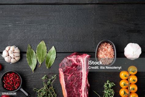 검은 나무 테이블 배경에 재료와 뼈 스테이크에 원시 쇠고기 고기 클럽 또는 스트리플로인 상단 보기 플랫 누워 텍스트복사 공간 0