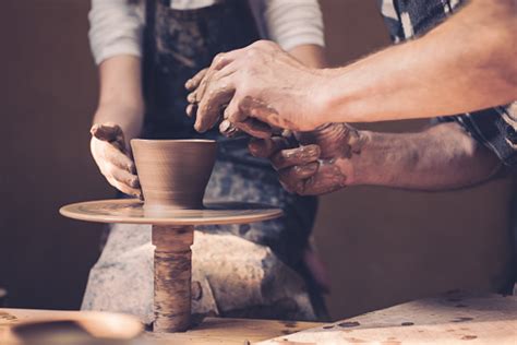 한 남자가 여자에게 도공의 바퀴에 점토 제품을 만들어 보라고 가르칩니다 점토에 손을 성인에 대한 스톡 사진 및 기타 이미지 성인 어린이 놀이용 점토 2명 Istock