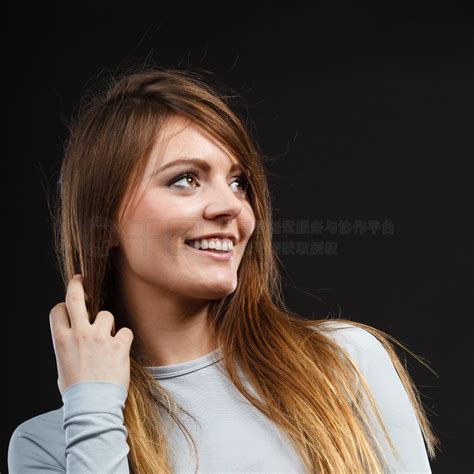 工作室高清图片 适合健身苗条的女人，积极运动的女孩穿着热灰色运动热亚麻内衣，长袖上衣，工作室拍摄黑色。穿着热亚麻内衣的适合女人， 人像图片免费