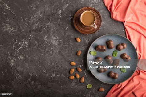 아몬드와 검은 콘크리트 배경과 붉은 섬유에 커피 한 잔 초콜릿 사탕 상단보기 평평한 평신도 복사 공간 0명에 대한 스톡 사진 및 기타 이미지 Istock