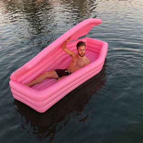 디자인정글 올 여름 바다로 떠날 때 이 튜브는 어떤가요 💦🏊🏻‍♂️ 캐나다 디자이너 앤드류와