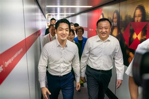 蒋万安抵浦东机场 上海市副市长华源迎接