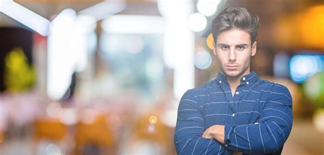 잘생긴 젊은이 격리 된 배경 회의론 및 교차 팔과 얼굴에 긴장 Disapproving 식 해군 셔츠를 입고 부정적인 사람입니다 감정에 대한 스톡 사진 및 기타 이미지