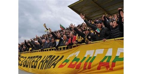 Бесни фенове на Ботев нахлуха на пистата на стадиона в Надежда прекъснаха за кратко мач