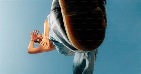 스케이트보드를 타고 하늘을 날고 있는 남자 사진 Unsplash의 춤 이미지