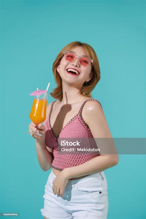 유리와 오렌지 주스를 들고 캐주얼 한 옷을 입은 여성 청록색 배경에 미소 짓는 고립 된 초상화 30 34세에 대한 스톡 사진 및 기타 이미지 Istock