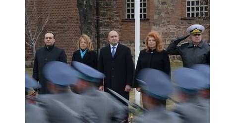 Радев и Йотова поднесоха венци пред Паметника на Незнайния войн Видео