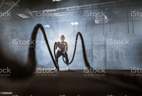 체육관에서 전투 밧줄로 운동하는 행복한 여성 운동 선수 교차 훈련법에 대한 스톡 사진 및 기타 이미지 교차 훈련법 여자 한 명의 여자만 Istock