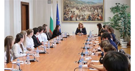 Вицепрезидентът Йотова разговаря на „Дондуков“ 2 с чуждестранни студенти