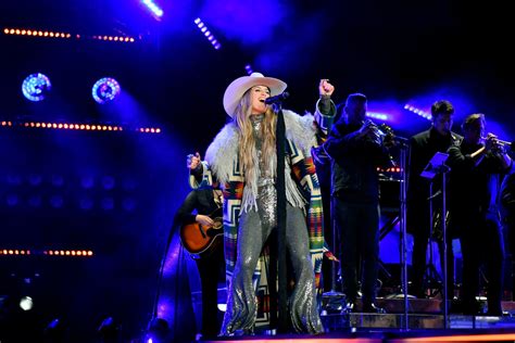 Lainey Wilson Celebrates New Years Eve At Nashvilles Big Bash Life And Style