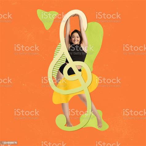 화려한 스플래시와 오렌지 배경 위에 고립 된 고음 음표 그림과 아름다운 미소 여자의 현대 미술 콜라주 음악에 대한 스톡 사진 및