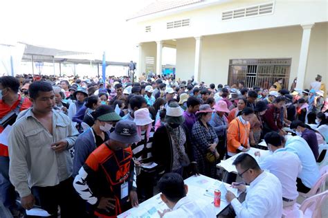 រាជរដ្ឋាភិបាល តាម រយៈ ក្រសួង ការងារ បន្ត ផ្តល់ ប្រាក់ ឈ្នួល និង ប្រាក់ បំណាច់ ជូន កម្មការិនី