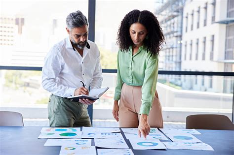 사무실 회의실에서 차트와 그래프를 보는 두 명의 사업가 프로젝트 관리에 대한 스톡 사진 및 기타 이미지 프로젝트 관리 검사 보기 데이터 Istock
