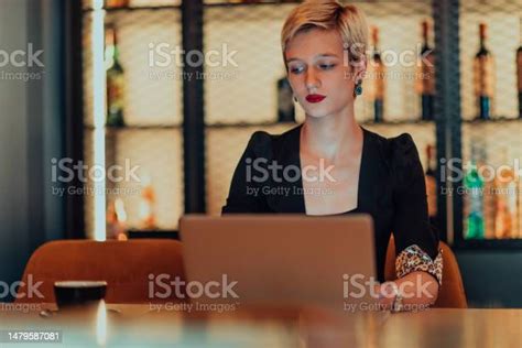 카페에 앉아 노트북으로 작업하고 온라인 회의에 참여하는 사업가 선택적 초점 검사 보기에 대한 스톡 사진 및 기타 이미지 검사 보기 경영자 금발 머리 Istock