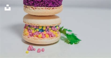 상단에 흰색 장식이있는 3 층 케이크 사진 Unsplash의 무료 대전광역시 이미지