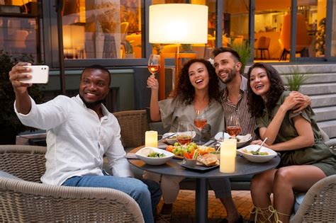 디너 파티를 즐기는 전면보기 친구 무료 사진