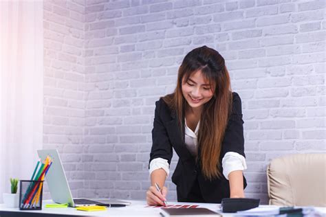 행복 한 젊은 비즈니스 여성 사무실에서 장소에서 노트북에 사무실 개념을 작업 개체 그룹에 대한 스톡 사진 및 기타 이미지 개체 그룹 건축 경영자 Istock