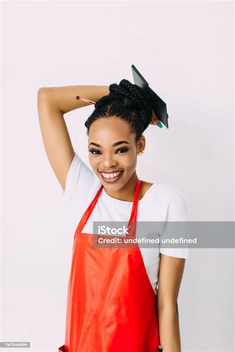 아름다운 젊은 아프리카 계 미국인 미용사 여성 메이크업 브러시와 아이 섀도우세트를 들고 흰색에 고립 건강한 생활방식에 대한 스톡 사진 및 기타 이미지 Istock