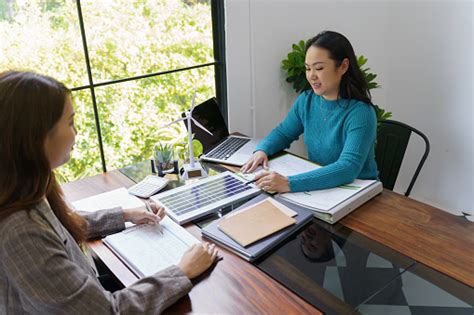태양 전지판 녹색 에너지 녹색에서 일하는 사업가 친환경 사무실 비즈니스 회의 비즈니스를 위한 창의적인 아이디어 친환경 전문 교육 기업 사람들 지속 가능한 전기 30 34세에