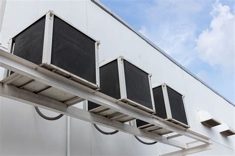 오래된 건물에 설치된 에어컨 압축기 건물 외부에 설치된 야외 분할 벽형 에어컨 컴프레서 장치 인버터 에어컨 압축기 실외 장치 건축물에 대한 스톡 사진 및 기타 이미지