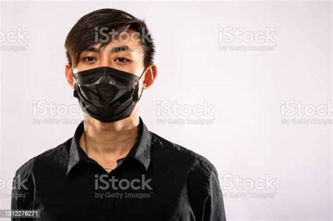 코로나 바이러스를 보호하기 위해 의료 얼굴 마스크를 가진 아시아 남자 오염된 공기가 있는 도시에 사는 젊은 아시아 남자