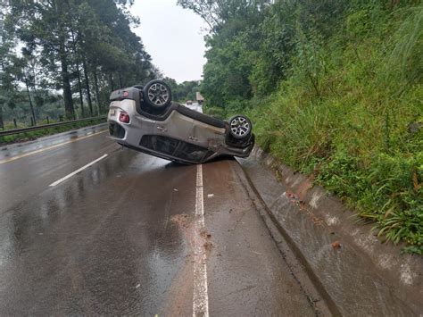 Mulher Perde O Controle Da Direção Bate Em Pedra E Capota Carro