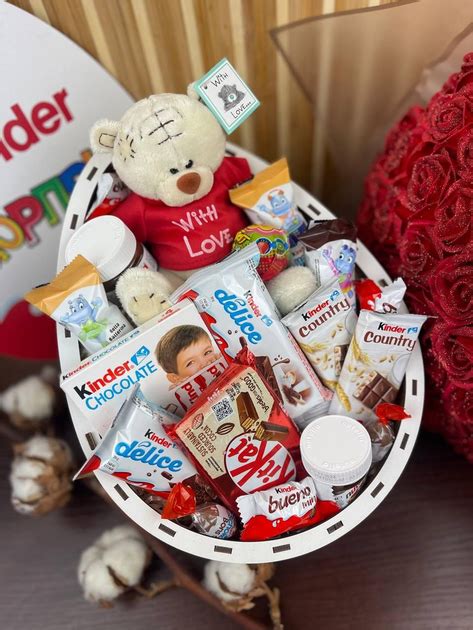 Солодкий подарунковий бокс для дівчини з цукерками набір у формі кіндера сюрпризу для дружини