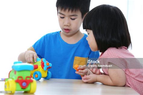 귀여운 어린 소년과 소녀는 장난감 비행기와 서비스 도구를 재생합니다 장난감 도구를 가지고 일하는 유아 작은 장인 곰에 대한 스톡 사진 및 기타 이미지 Istock